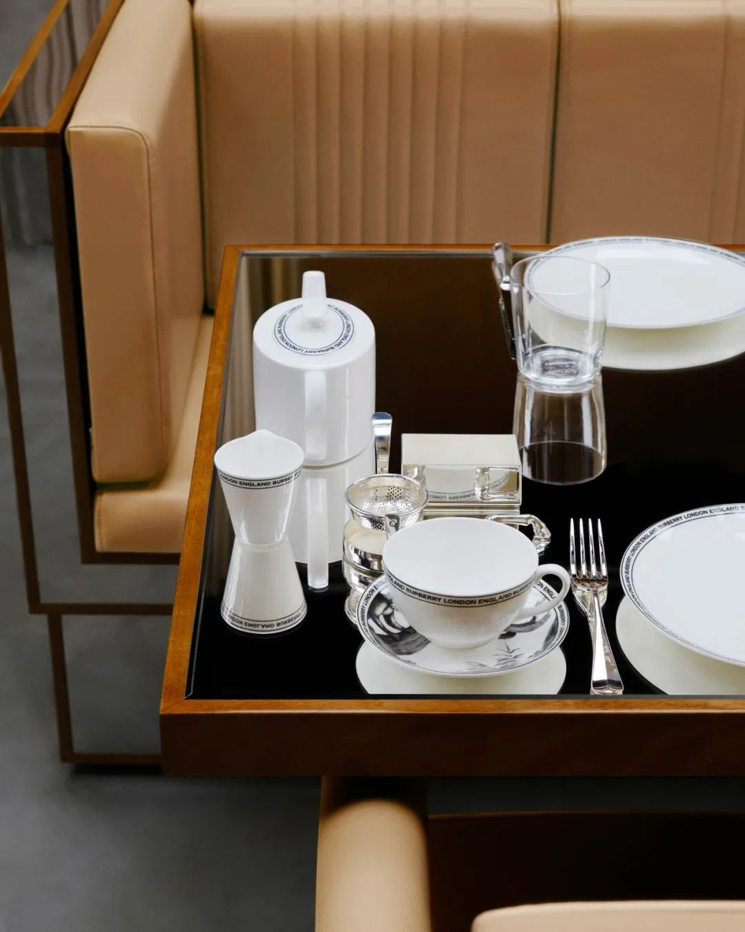 Burberry 在深圳新开了一家设计感爆棚的店铺，搞起了「社交零售」！