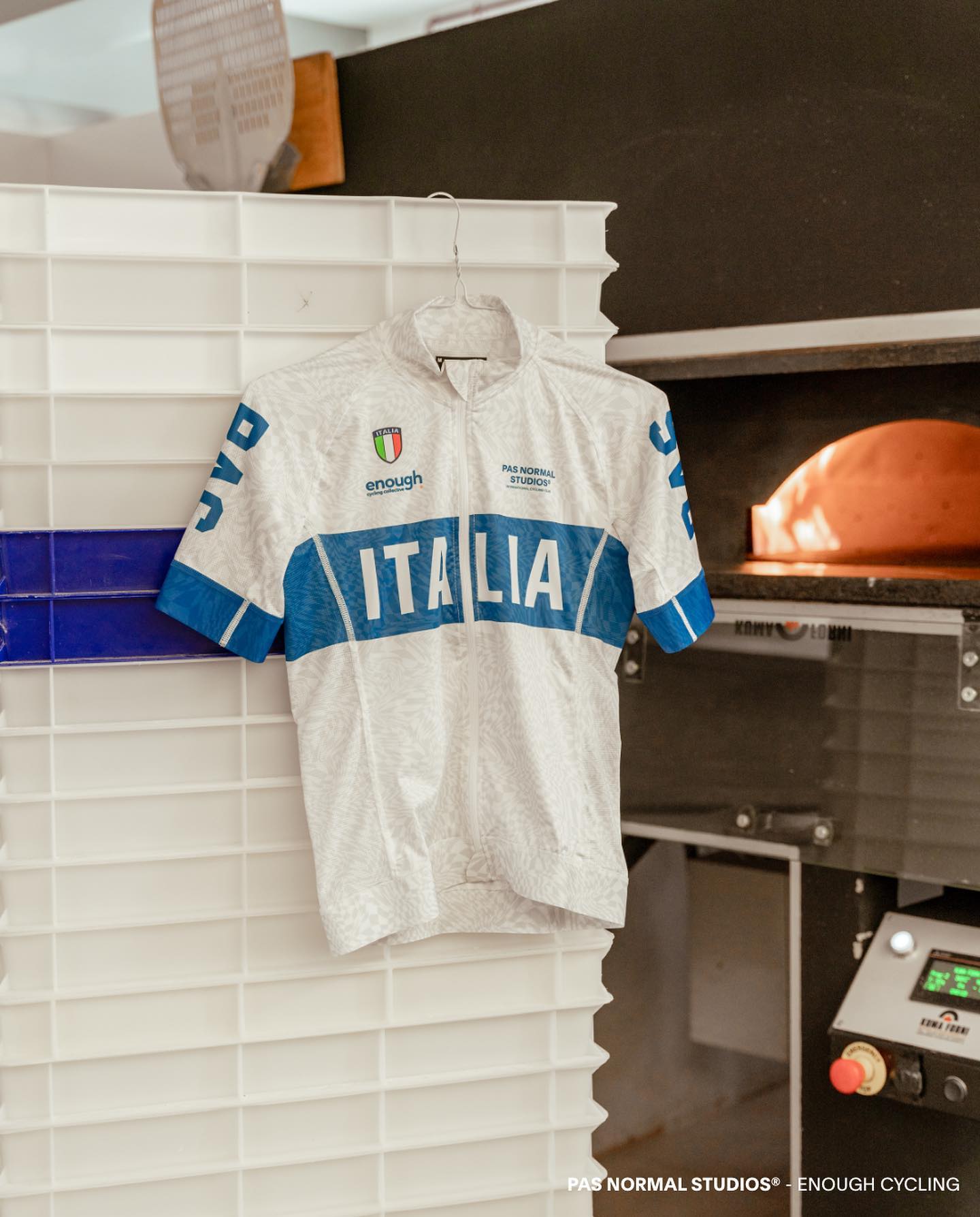 PAS NORMAL STUDIOS：将时装的色彩和细节融入骑行装备