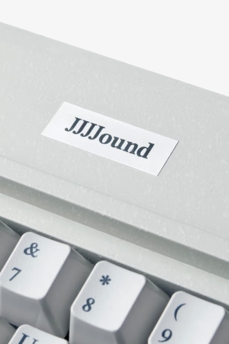 致敬经典老式 IBM 键盘，JJJJound 打造复古 Mechanical Keyboard